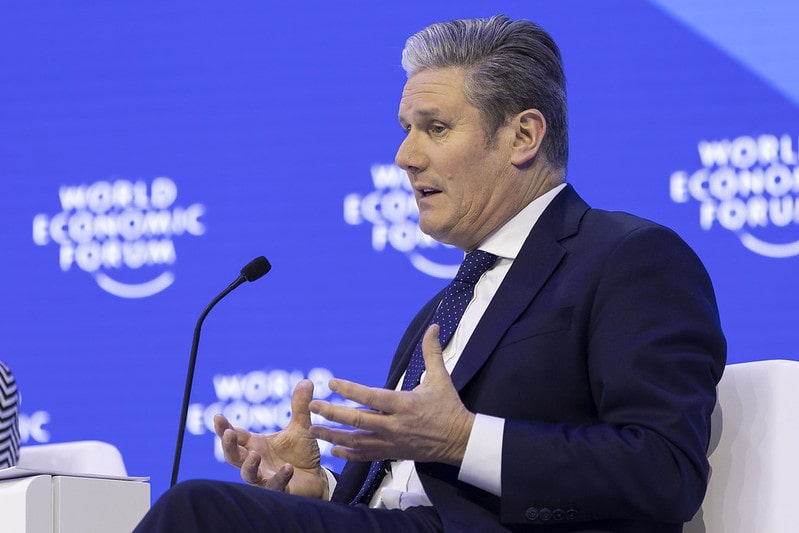 كير ستيرمر ممثلاً “للنخبة” البريطانية في دافوس ورسالته لنخب رأس المال ...